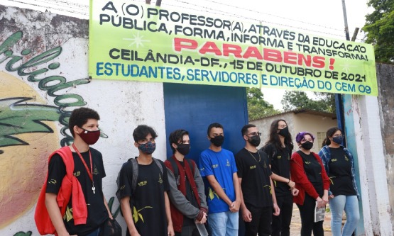 Estudantes do CEM 09 contra o retorno 100% presencial – SINPRO-DF